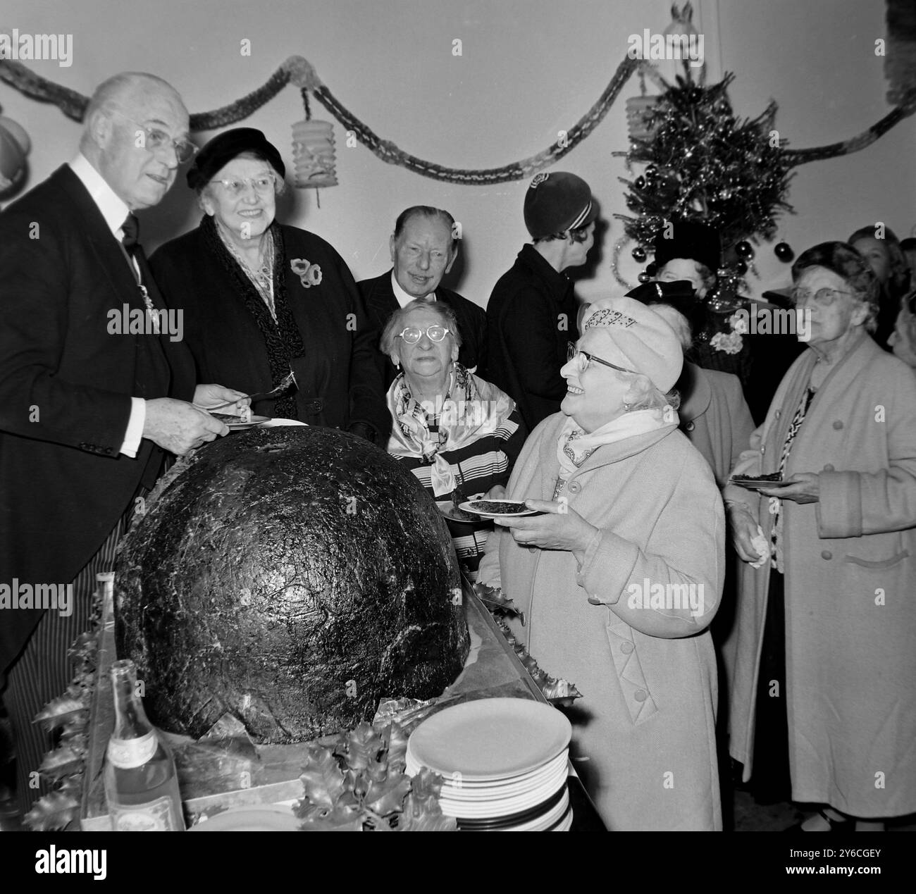 GIANT CHRISTMAS PUDDING PRESENTED BY LORD MAYOR OF LONDON ALDEMAN ...