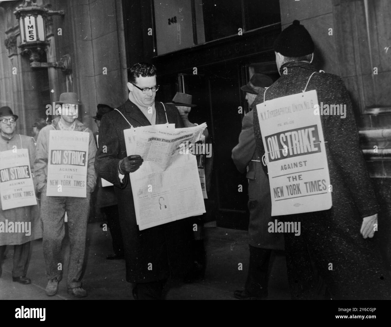 Newspaper read 1960 hi-res stock photography and images - Alamy