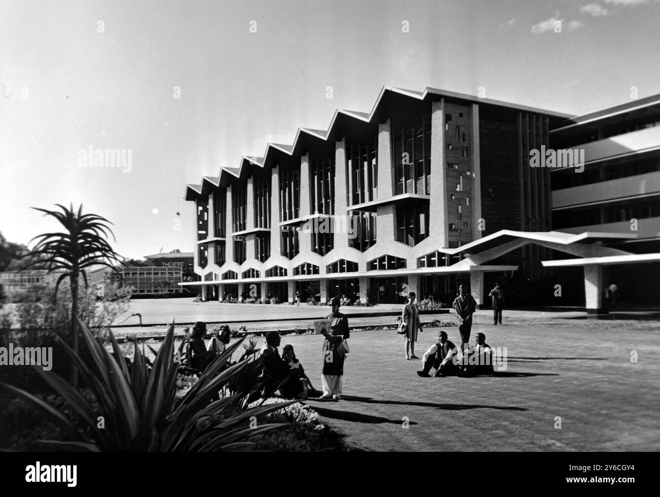 INDEPENDENCE OF KENYA - EUROPEAN AND AFRICAN STUDENTS IN NAIROBI ; 10 ...
