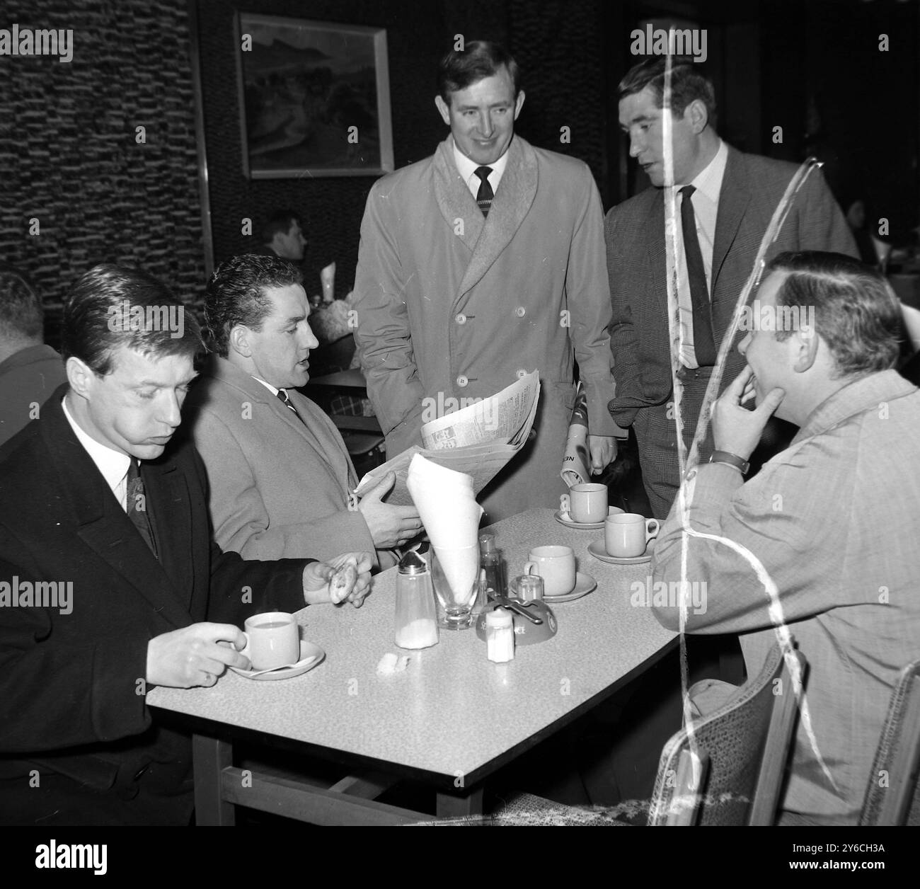 TOTTENHAM HOTSPUR PLAYERS AT EUSTON STATION - JOHN WHITE, DAVE MACKAY ...