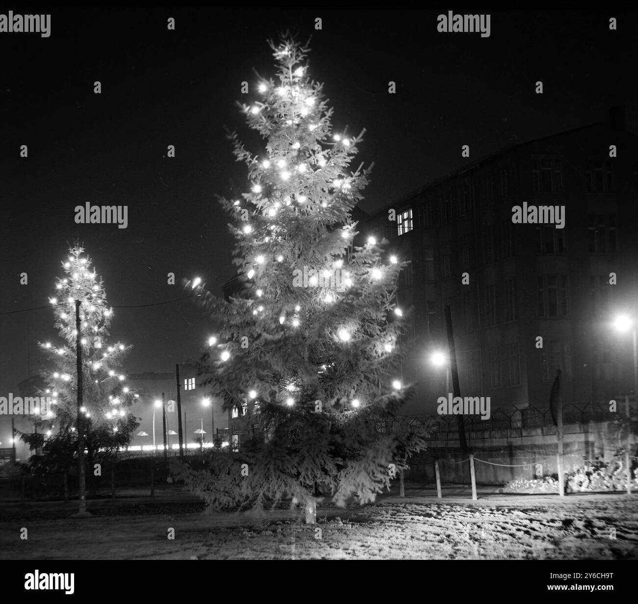 CHRISTMAS TREE AT CHECKPOINT CHARLIE IN BERLIN ; 6 DECEMBER 1963 Stock ...