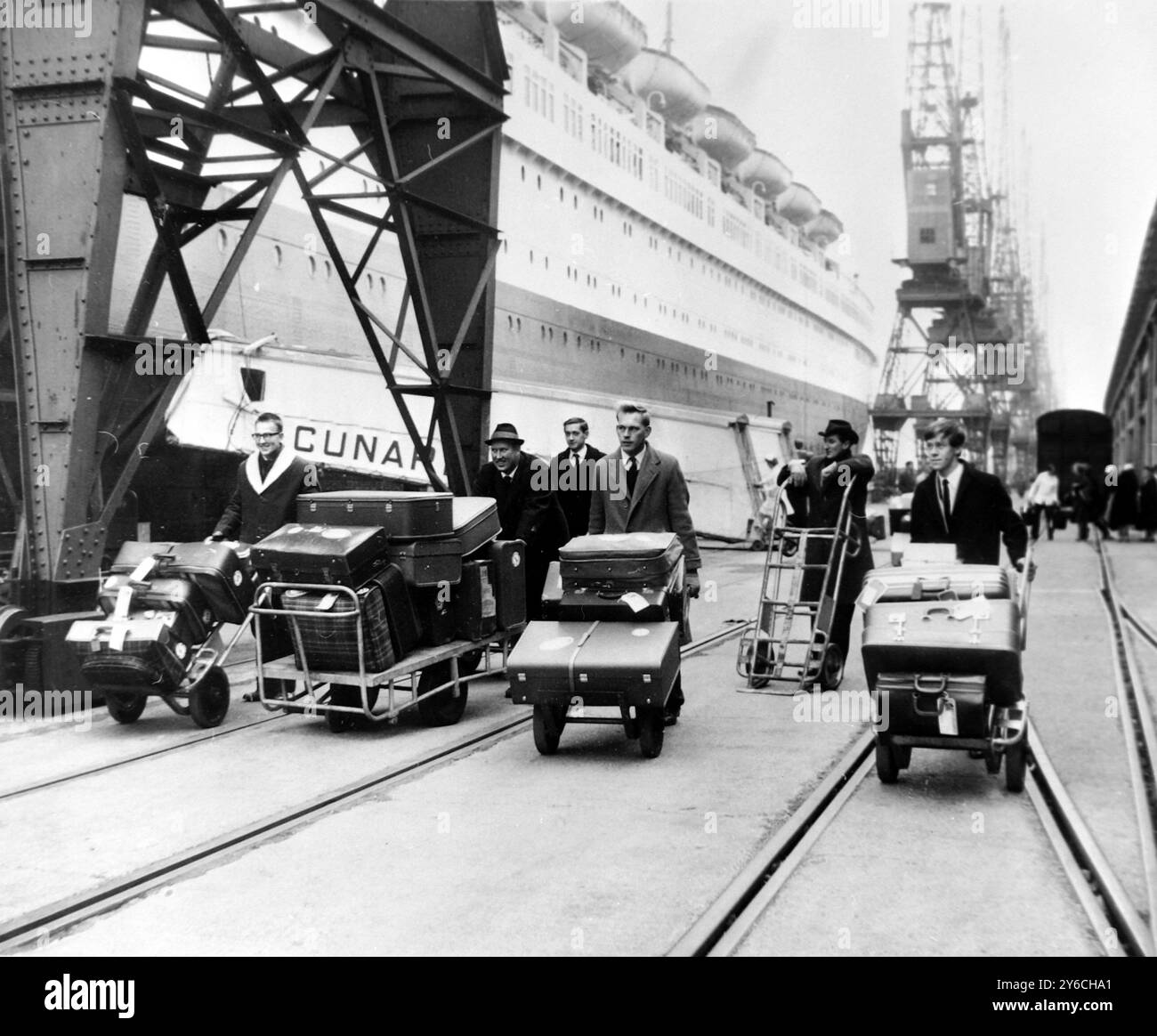 OFFICE STAFF AND PASSANGERS WITH BAGGAGE IN SOUTHAMPTON / ; 6 DECEMBER ...