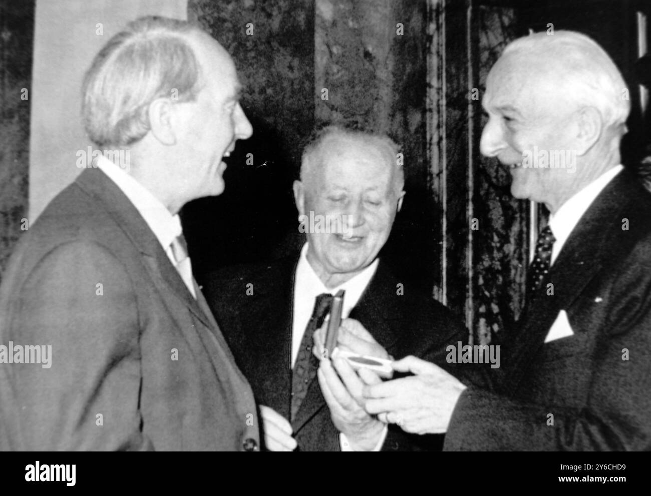 ITALIAN PRESIDENT ANTONIO SEGNI PRESENTS PRIZE FOR BRITISH SCULPTOR ...