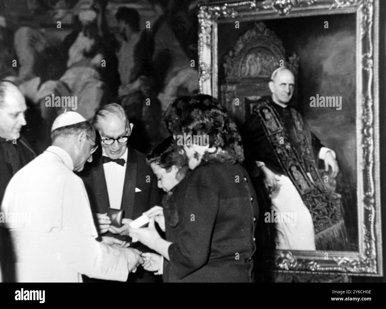 BERNARD GODWIN PRESENTS MEDAL TO POPE PAUL VI IN VATICAN CITY ; 4 ...