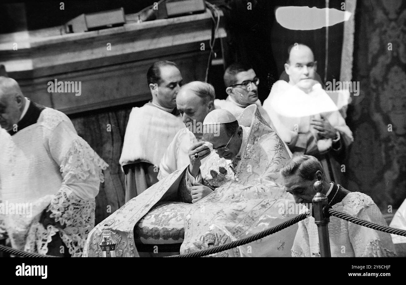 ECUMENCIAL COUNCIL POPE PAUL VI ON GESTATORIAL CHAIR IN VATICAN CITY ...