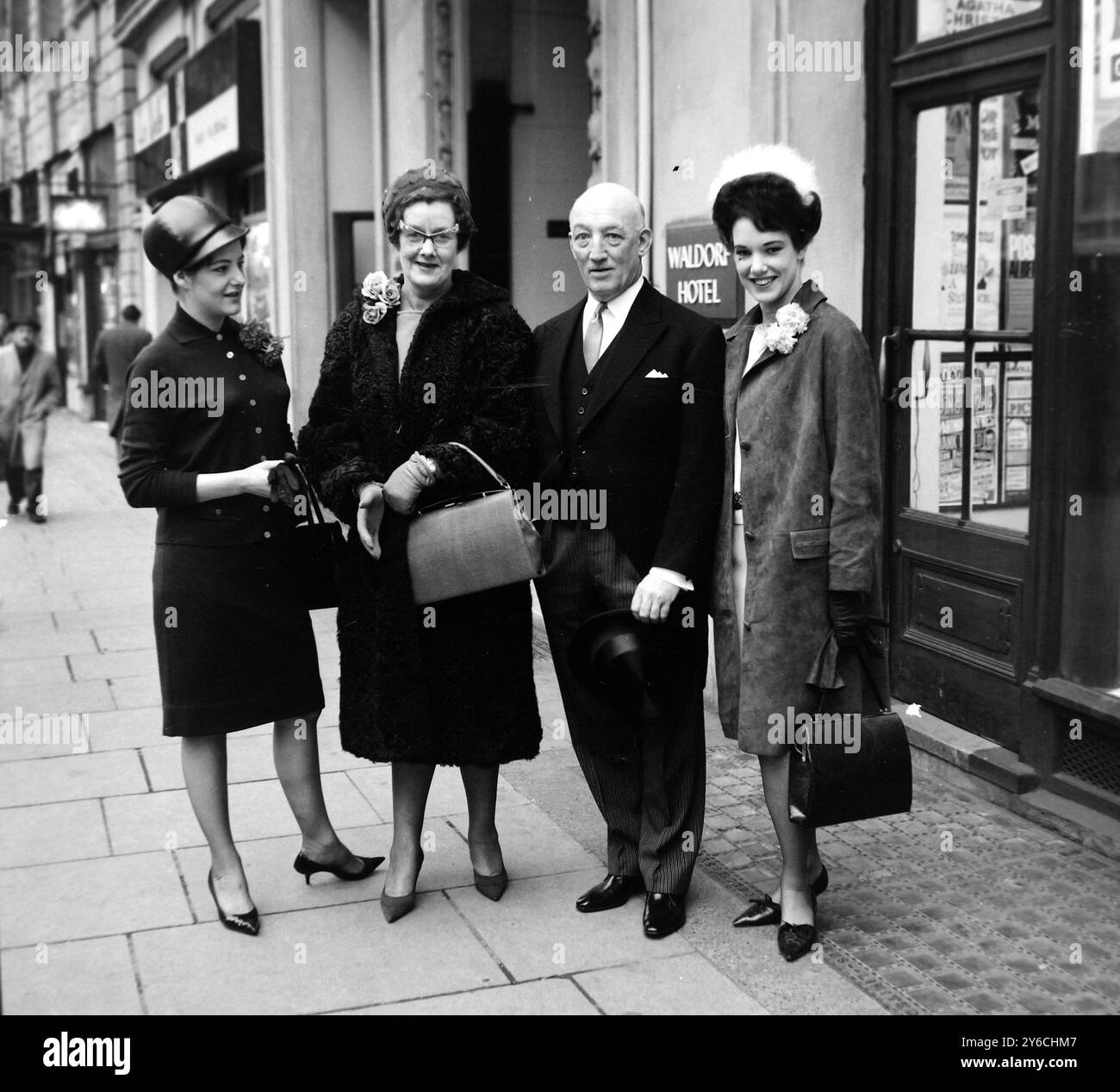 ROLAND KNOX WITH WIFE AND FAMILY / ; 3 DECEMBER 1963 Stock Photo - Alamy