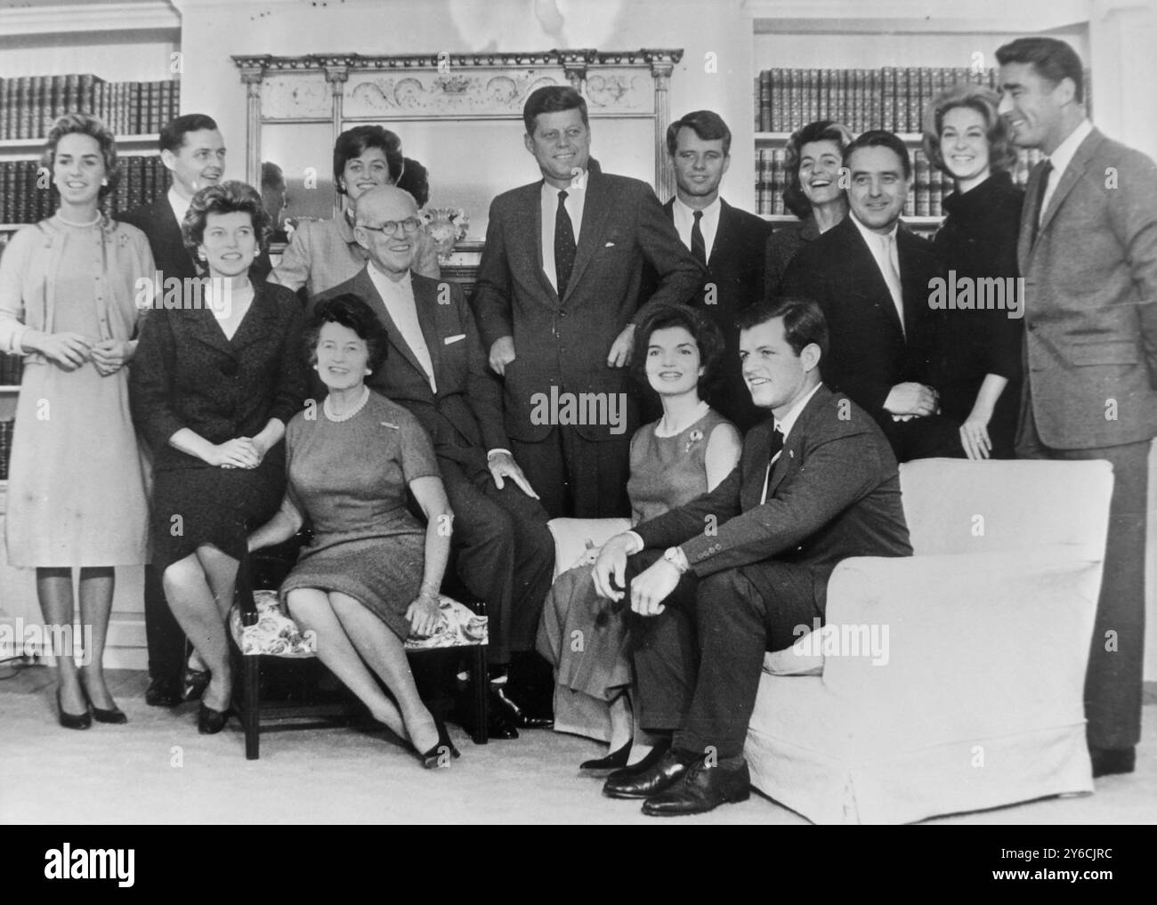 US AMERICAN PRESIDENT JOHN F KENNEDY JFK WITH FAMILY IN HYANNIS IN 1960 ...