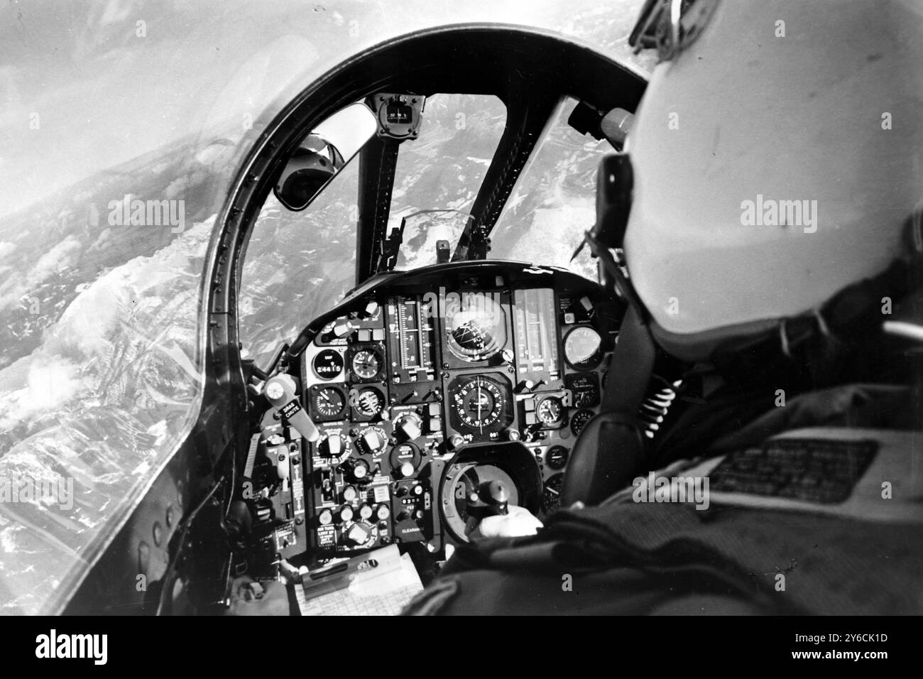 F-105F THUNDERCHIEF MACH-2 FIGHTER BOMBER WITH J-75 JET ENGINE IN ...