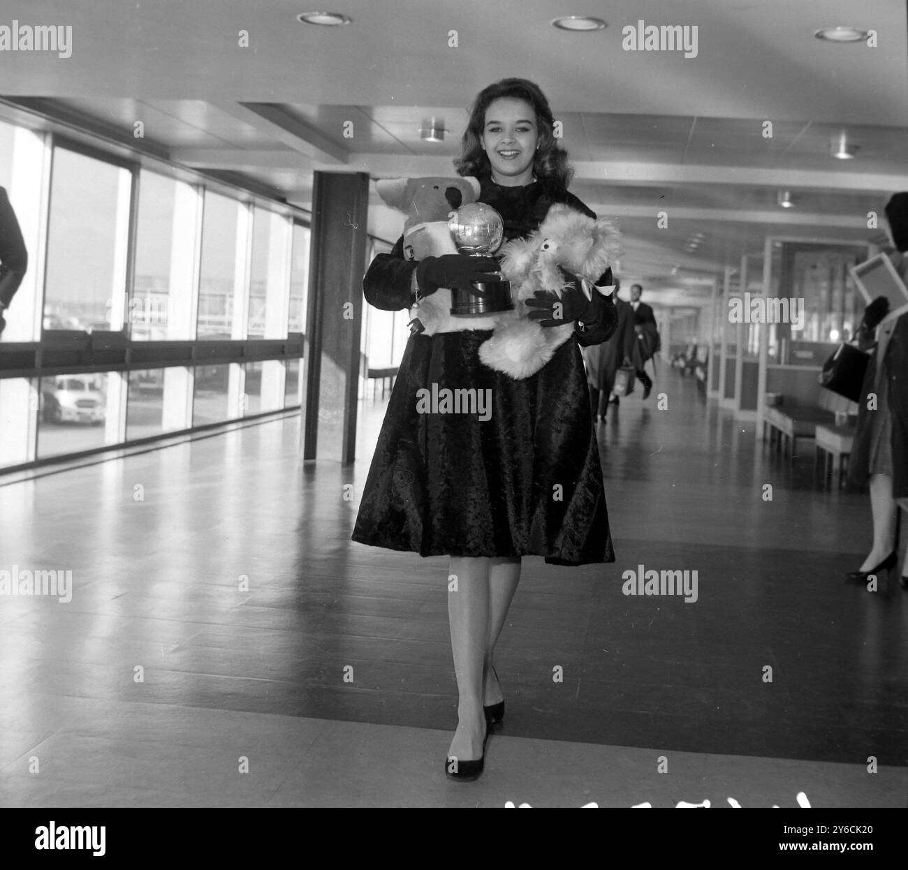CAROLE JOAN CRAWFORD MISS WORLD 1963 AT LONDON AIRPORT / ; 22 NOVEMBER ...