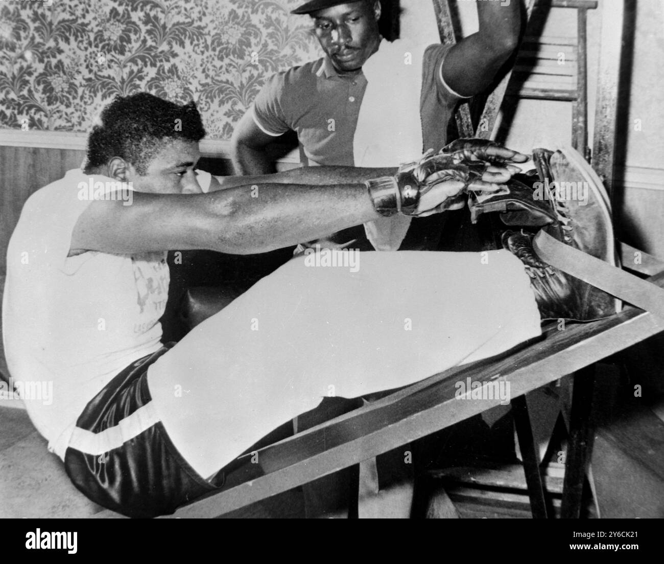 BOXER FLOYDPATTERSON IN TRAINING WITH ENNIS POWELL / ; 22 NOVEMBER 1963 ...