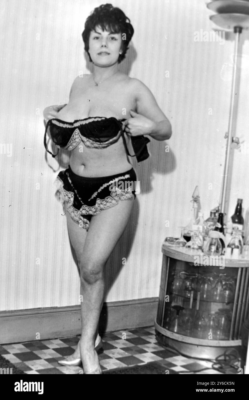 STRIPPERS YVONNE LAMONTE DOING STRIP TEASE REAL NAME BERYL WALES IN NOTTINGHAM ; 20 NOVEMBER ...