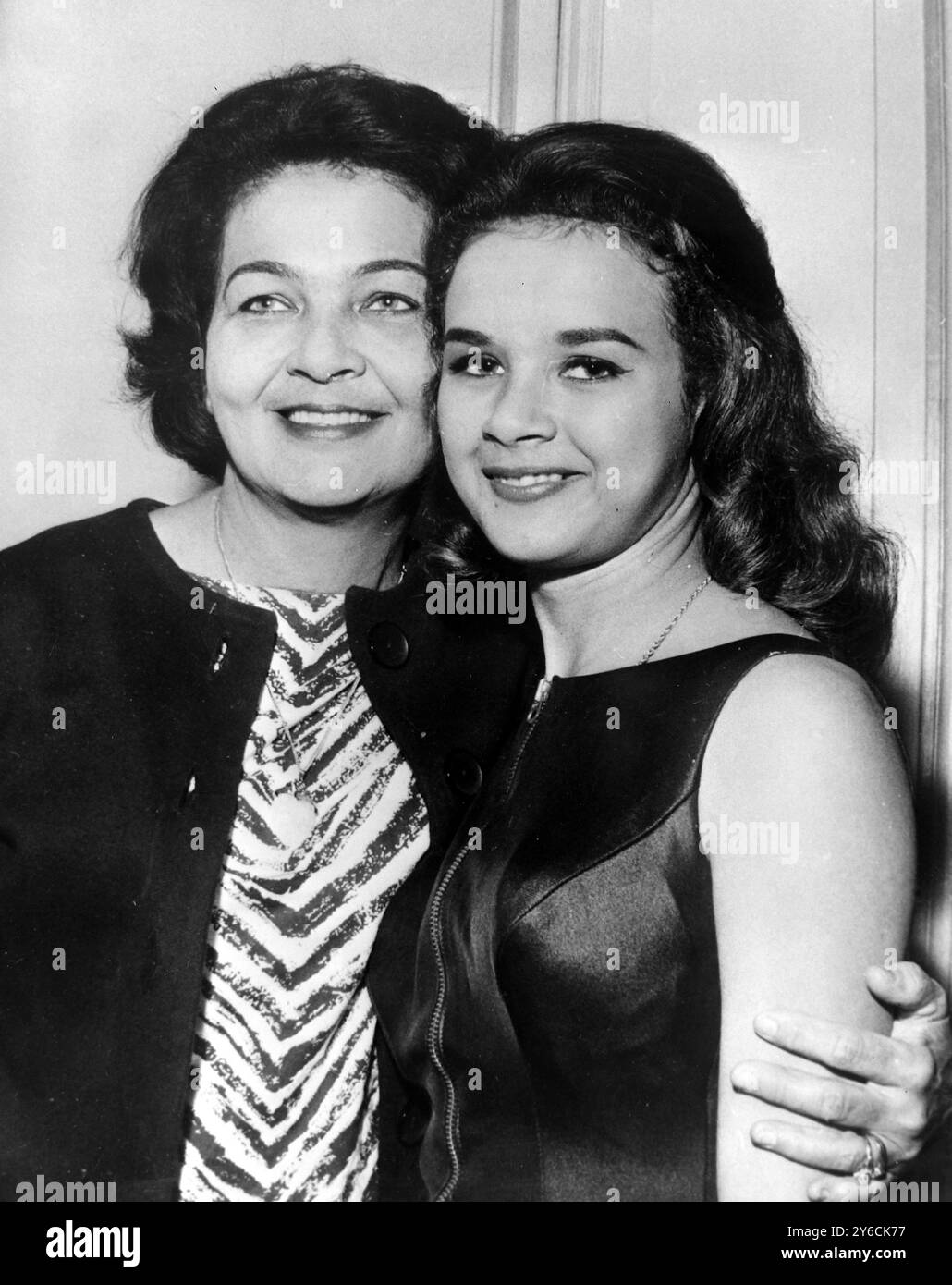 CAROLE JOAN CRAWFORD MISS WORLD 1963 WITH MOTHER IN PARIS ; 21 NOVEMBER ...