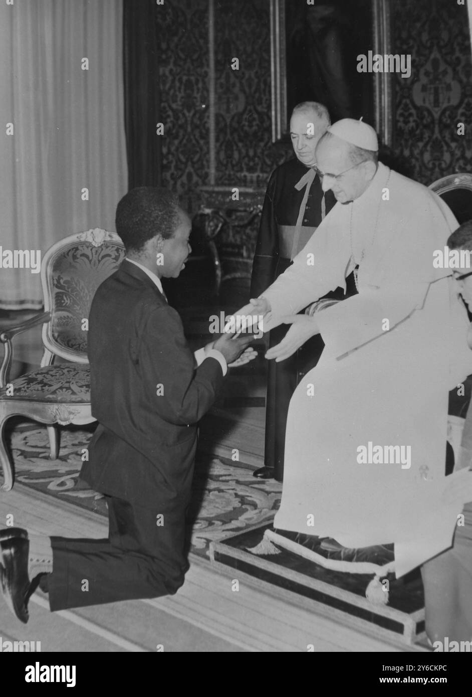 POPE PAUL VI IN VATICAN CITY WITH JULIUS NYERERE TANGANYIKAN PRESIDENT ...