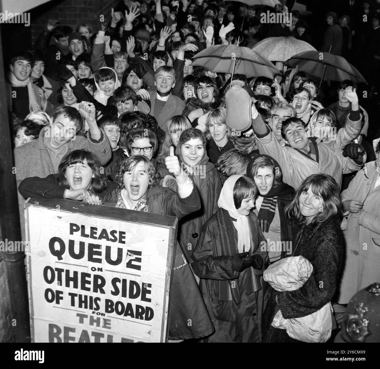 15 NOVEMBER 1963 BEATLES FANS QUEUING FOR TICKETS OUTSIDE THE ODEON ...