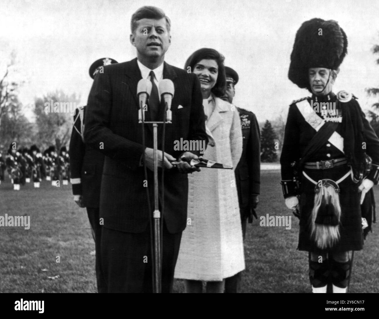 US AMERICAN PRESIDENT JOHN F KENNEDY JFK AT WHITE HOUSE WITH WIFE ...