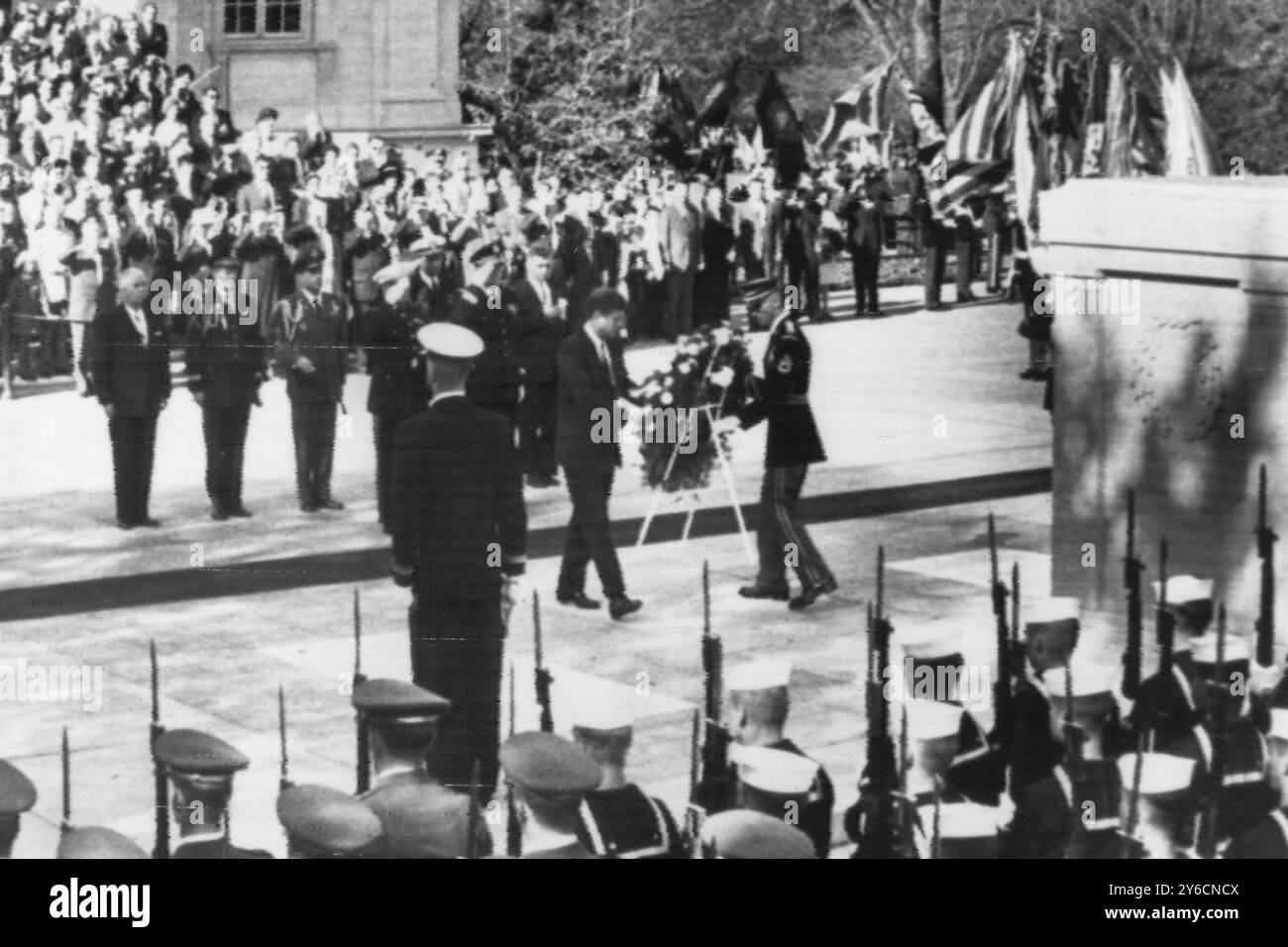 US AMERICAN PRESIDENT JOHN F KENNEDY JFK AT TOMB OF UNKNOWN SOLDIER IN ...