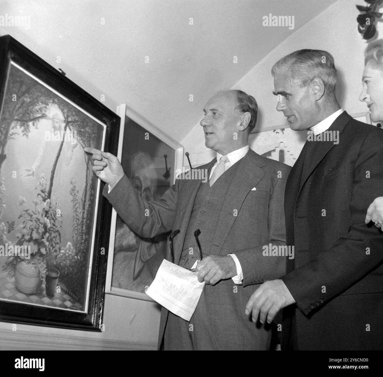 ACTOR SIR RALPH RICHARDSON WITH REVEREND AUSTIN WILLIAMS IN LONDON ; 11 ...