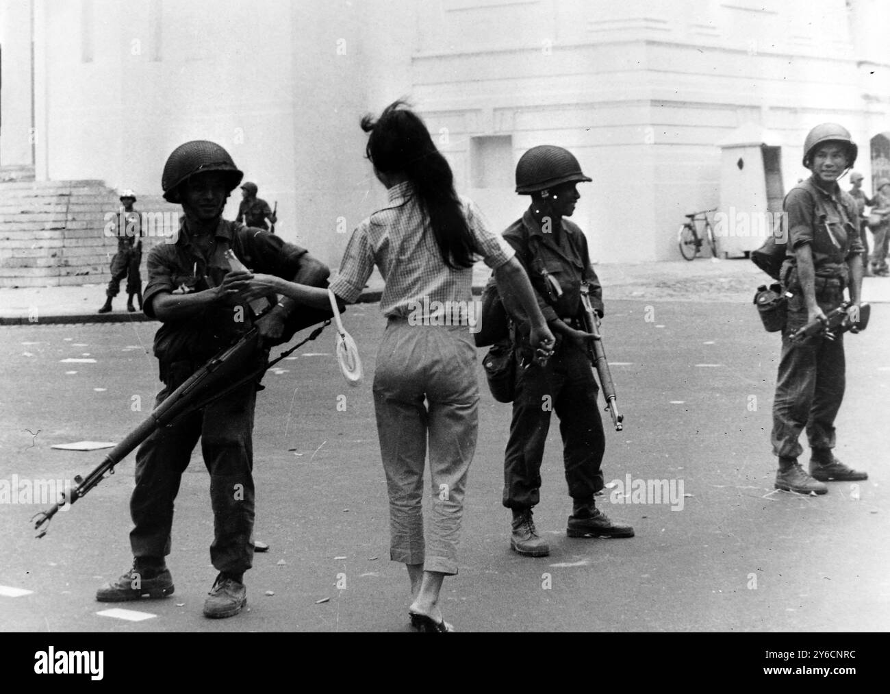 VIETNAM WAR GIRL PASSES REFRESHMENTS TO REVOLUTIONARY SOLDIERS IN ...