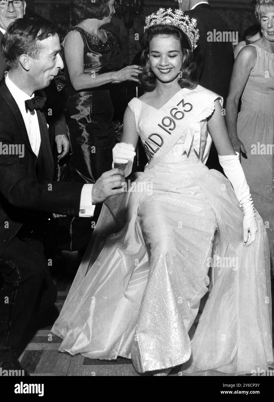 MISS JAMAICA CAROLE JOAN CRAWFORD WINNING MISS WORLD AT BEAUTY CONTEST ...