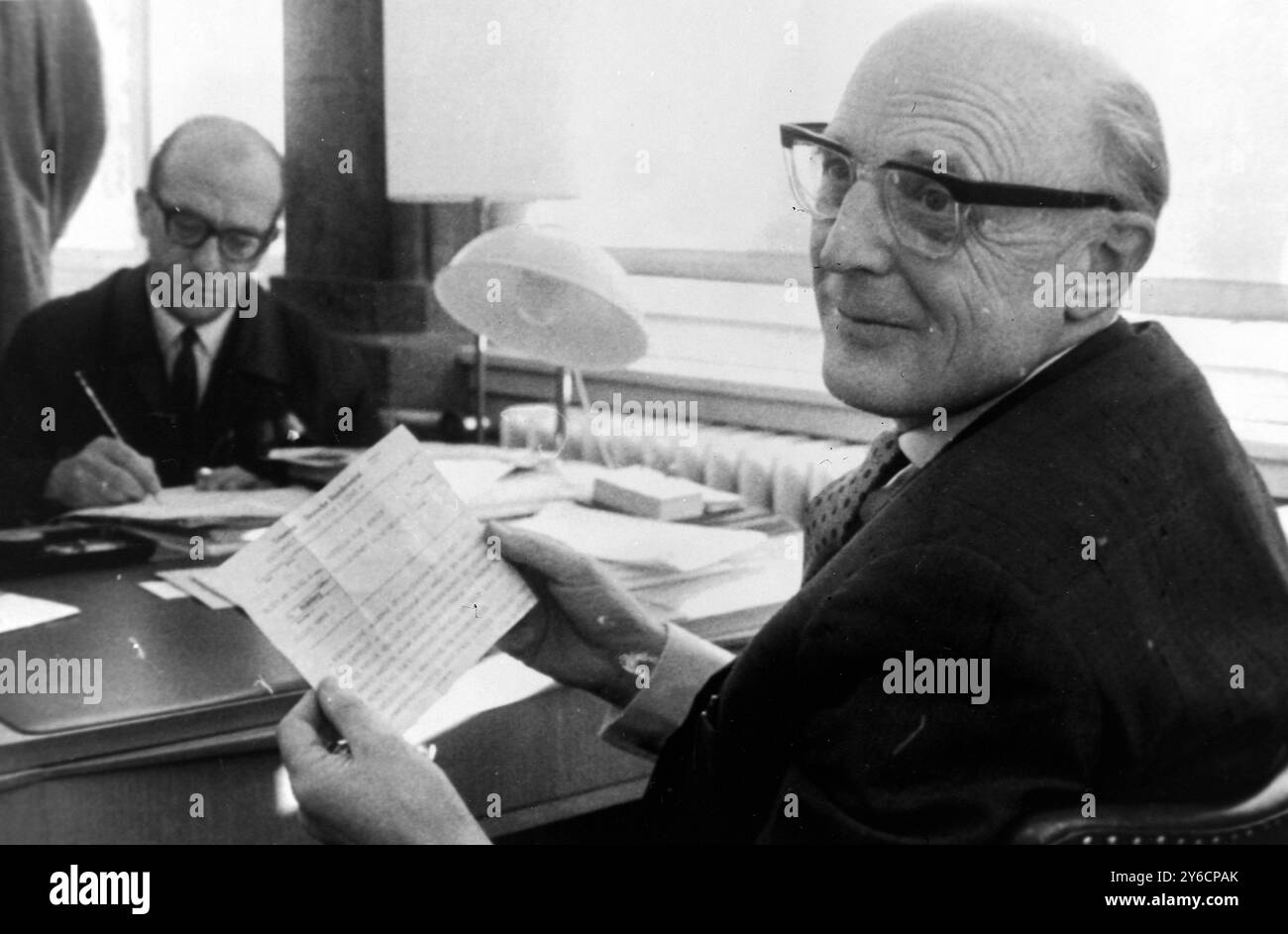 PHYSICS NOBEL PRIZE WINNER GERMAN PROFESSOR J HANS D JENSEN ; 5 ...