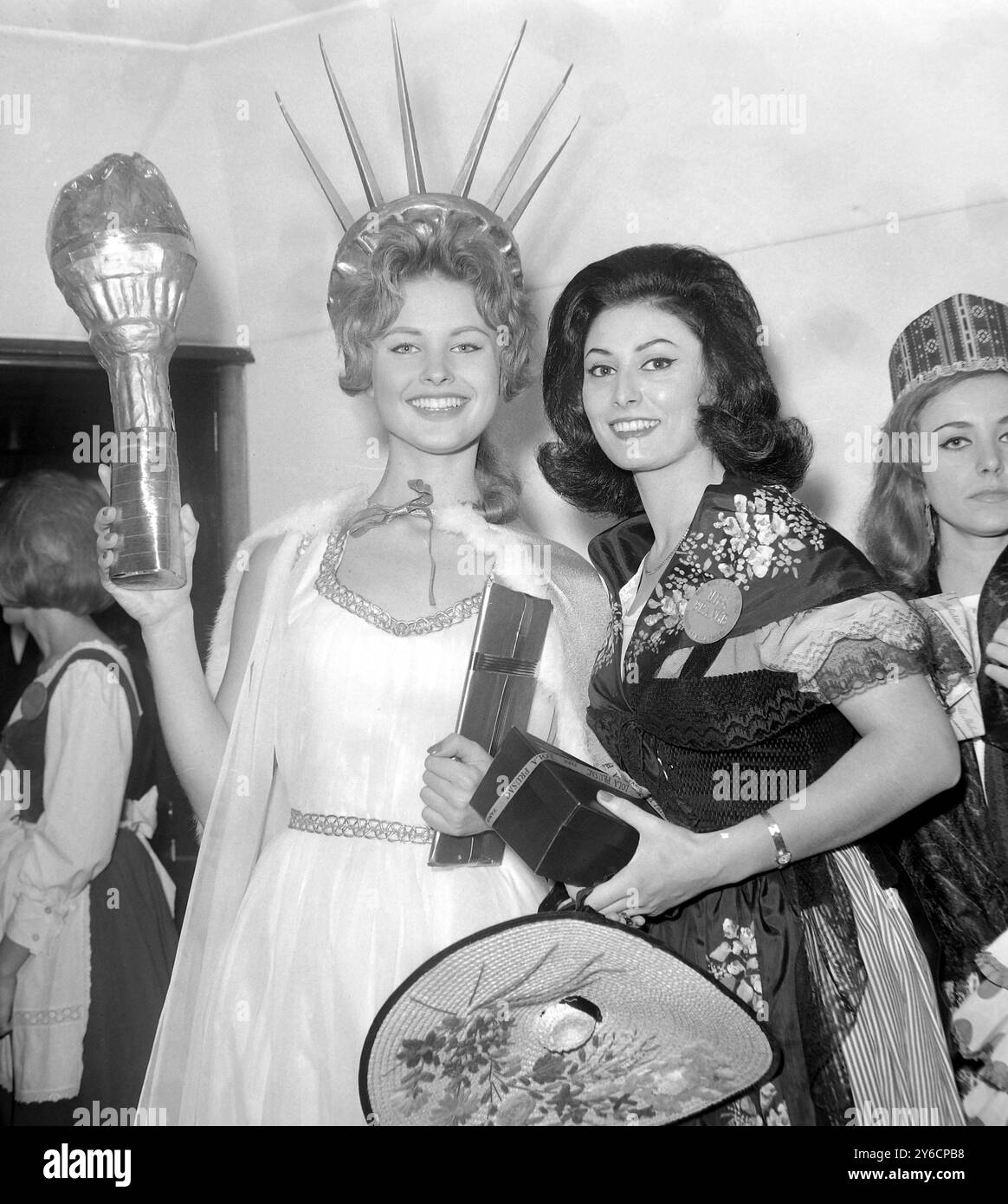 BEAUTY MICHELE METRINKO MISS USA WITH MUGUETTE FABRIS M MISS FRANCE AT ...