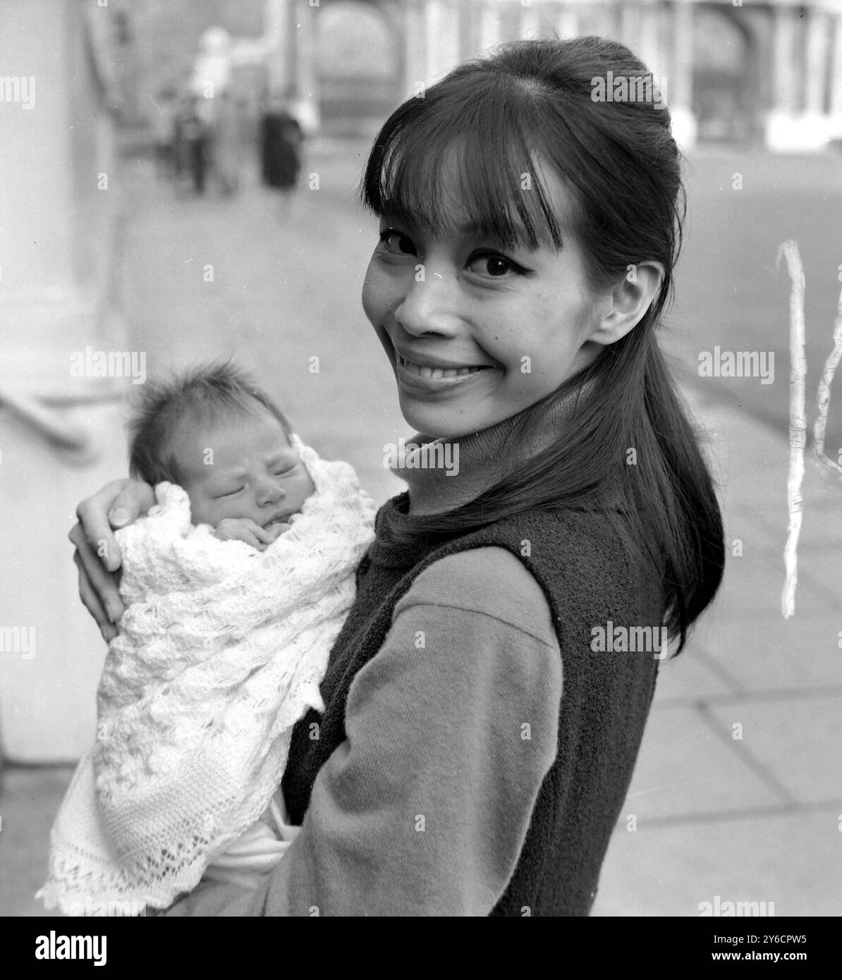 JACQUIE CHAN ACTRESS WITH DAUGHTER ABIGAIL IN LONDON / ; 3 NOVEMBER ...