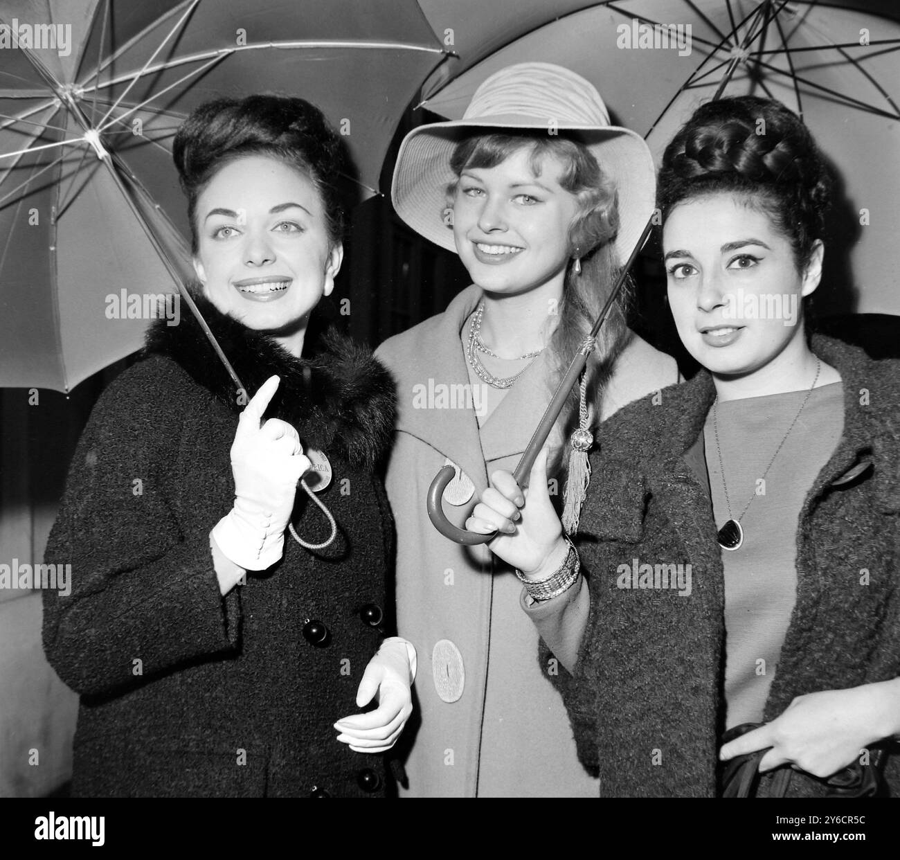 MICHELE METRINKO MISS USA WITH MISS SOUTH AFRICA LOUISE CROUS AND MISS ...