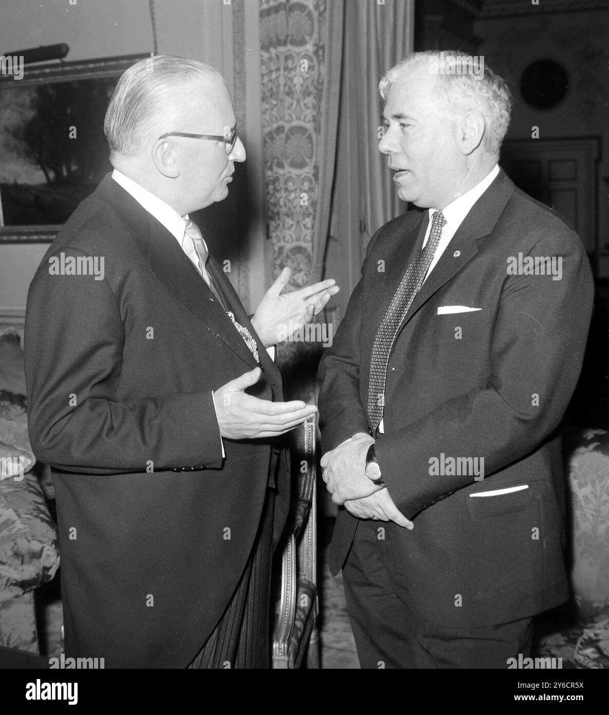 URBO HANSEN WITH THE LORD MAYOR OF LONDON RALPH PERRING AT MANSION ...