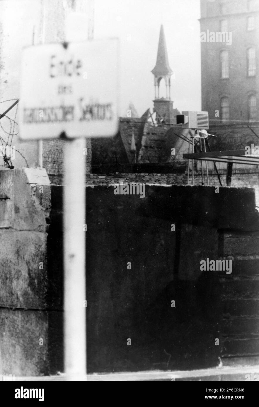 BORDER TV CAMERA INSTALLED IN BERLIN ; 27 OCTOBER 1963 Stock Photo - Alamy