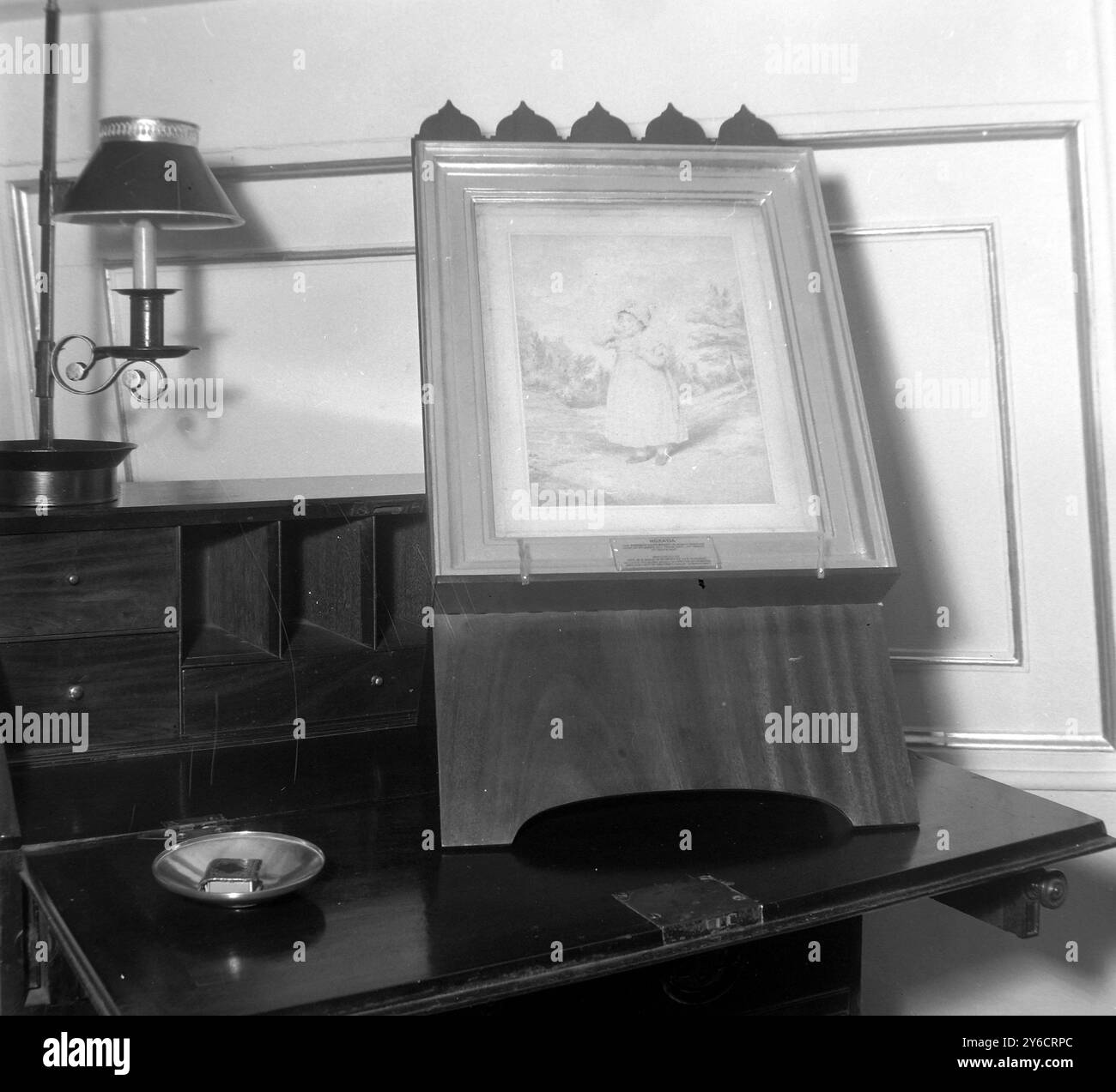 SHIPS HMS VICTORY NELSON DAY PORTRAIT DESK CABIN INTERIOR IN PORTSMOUTH ...