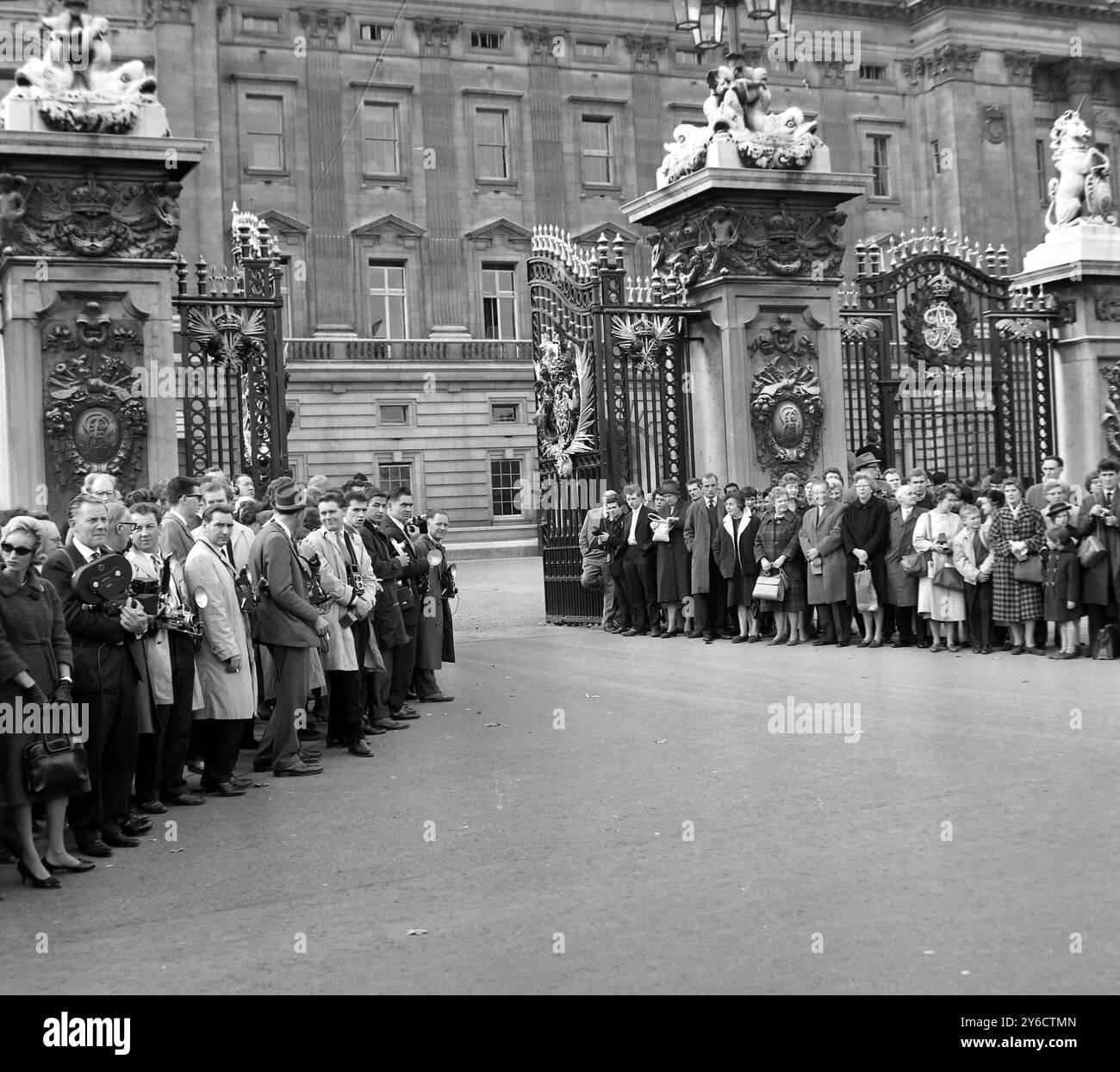 LORD ALEC DOUGLAS HOME LEAVES BUCKINGHAM PALACE ASKED BY QUEEN TO FORM ...