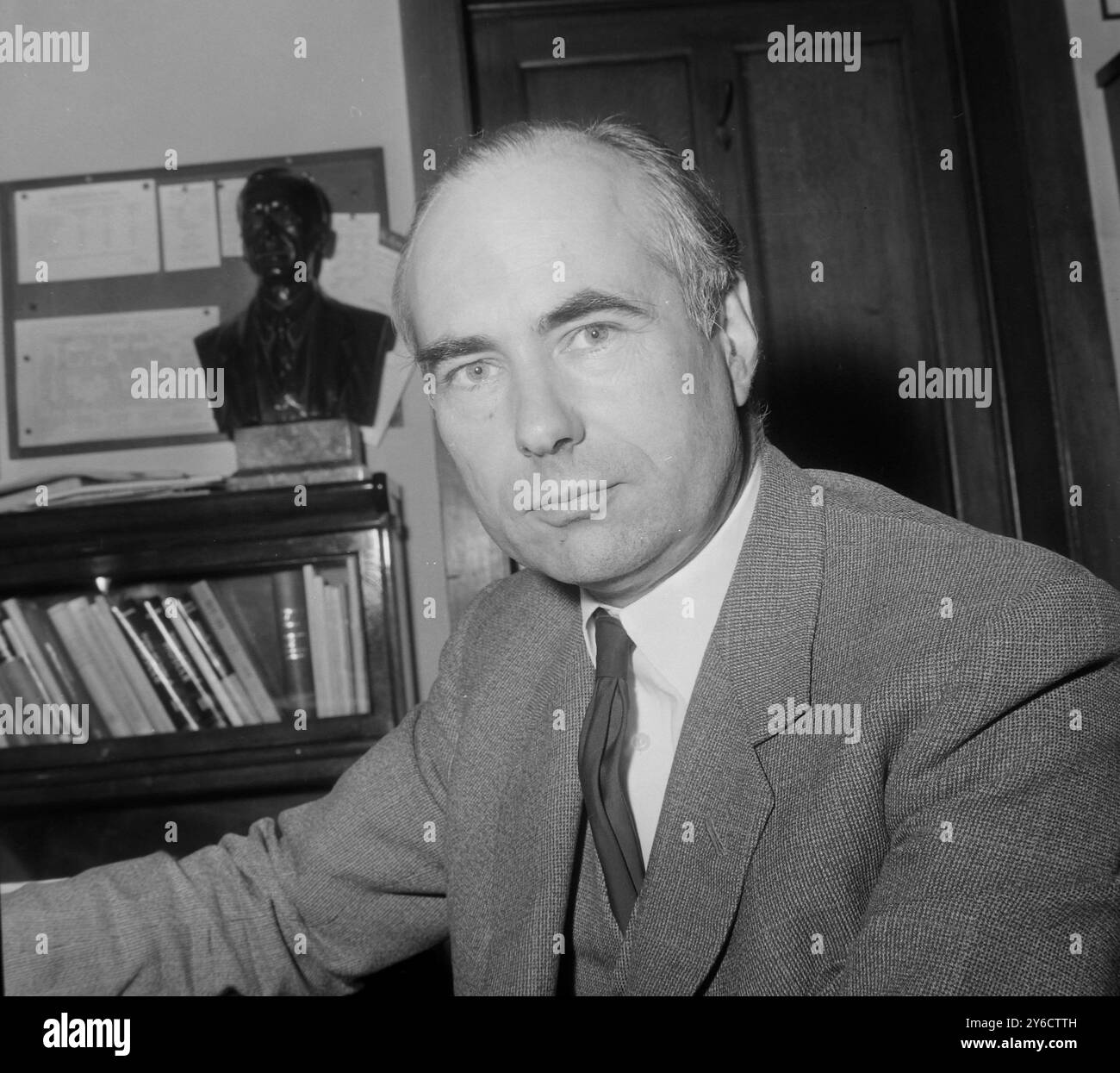 ANDREW FIELDING HUXLEY PORTRAIT OF NOBEL PRIZE WINNER / ; 17 OCTOBER ...