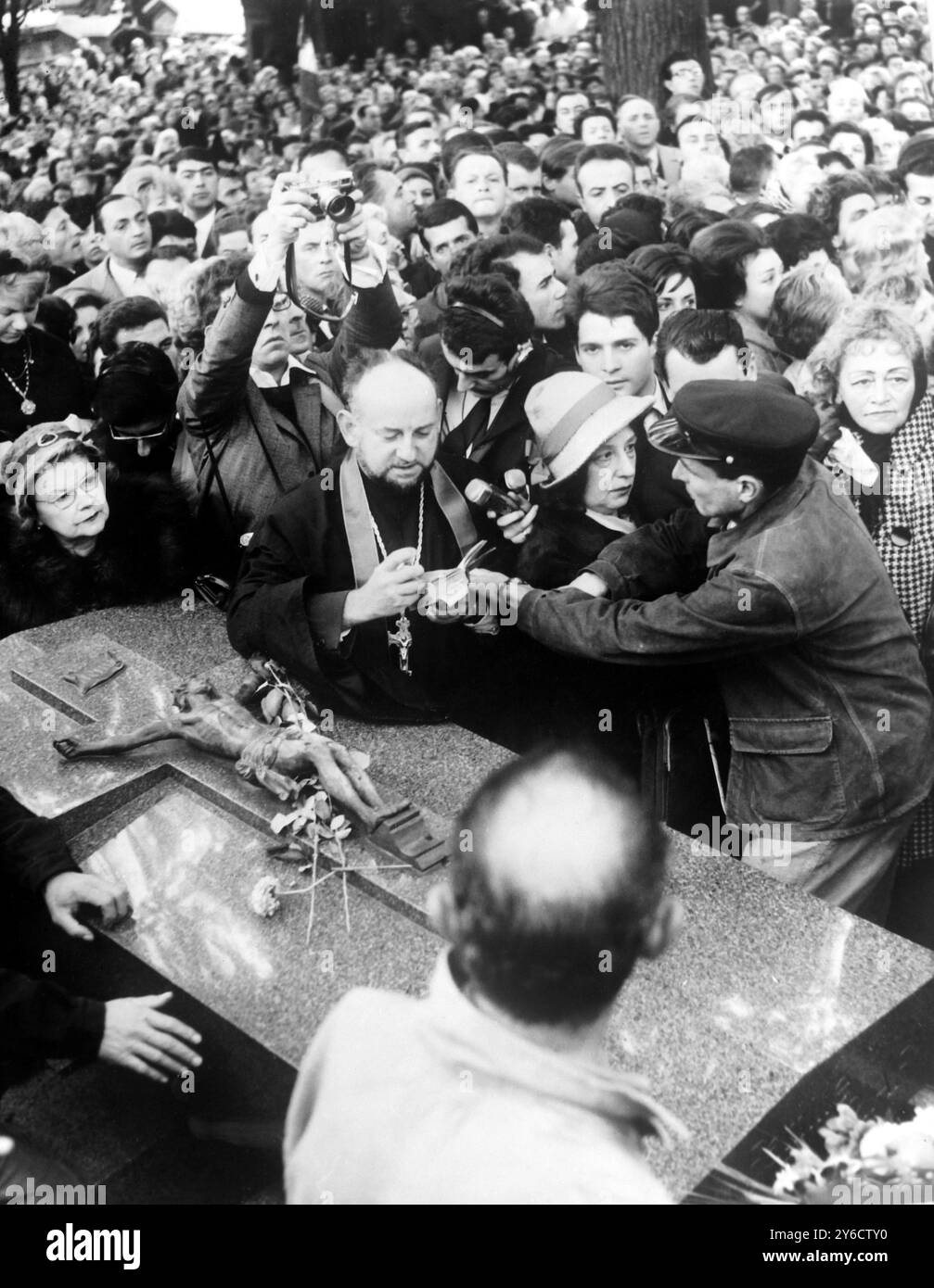 Edith piaf 1963 hi-res stock photography and images - Alamy