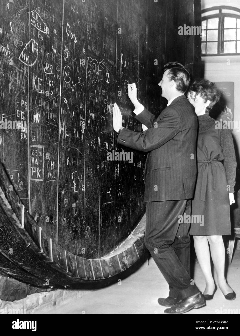 62000 LITRES WINE BARREL BIGGEST IN EUROPE IN AUSTRIA ; 15 OCTOBER 1963 ...