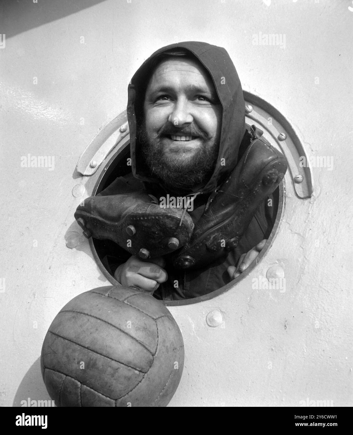 BRITISH NAVY PERSONELL P/O CHARLIE PITTS IN PORTSMOUTH ; 14 OCTOBER ...
