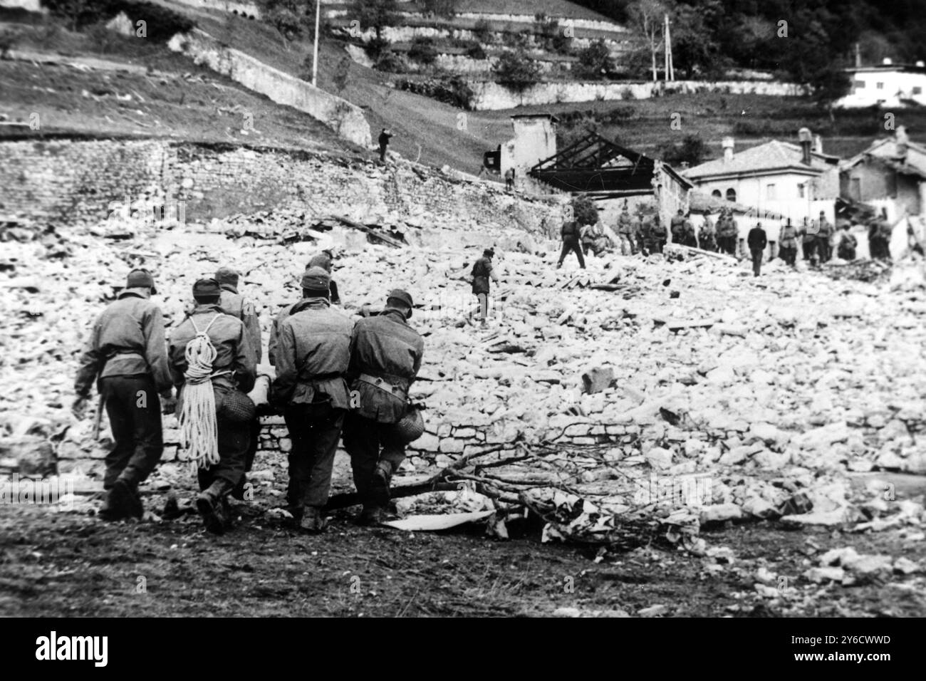 VAJONT DAM DISASTER GRAPHIC ILLUSTRATION OF WATER DESCENDING IN ...