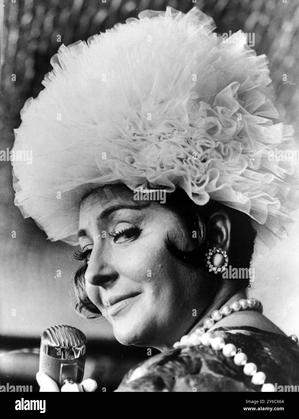 LEA PADOVANI ON SUMMER FOLLIES / ; 11 OCTOBER 1963 Stock Photo - Alamy
