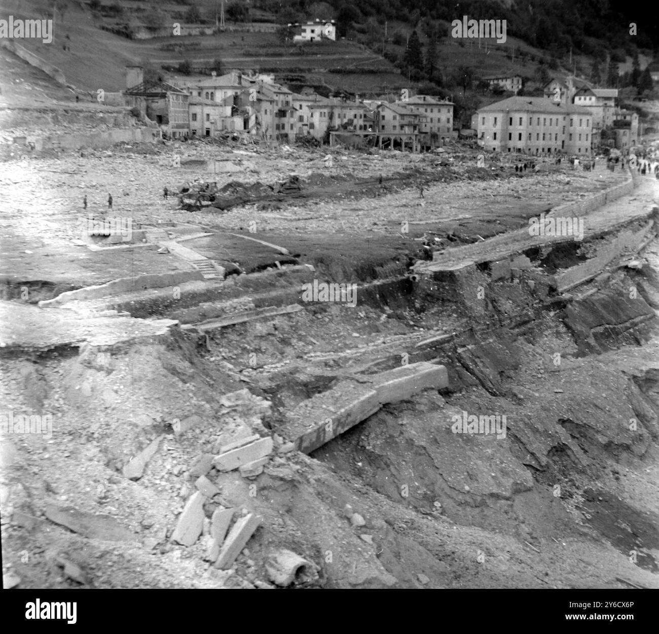 VAJONT DAM DISASTER TROOPS THROUGH RUBBLE IN LONGARONE, ITALY ; 11 ...