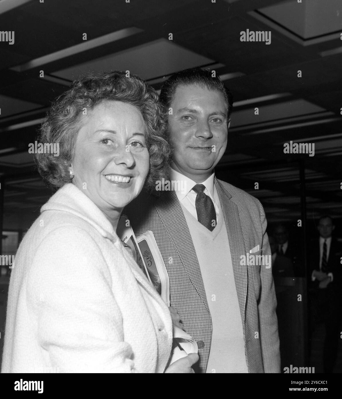 JACK RICHARDSON WITH WIFE BERYL AT LONDON AIRPORT / ; 10 OCTOBER 1963 ...