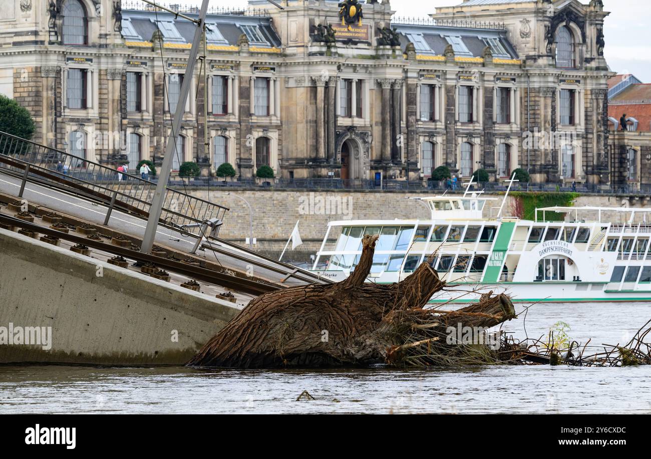 25 September 2024, Saxony, Dresden: Parts of the partially collapsed ...