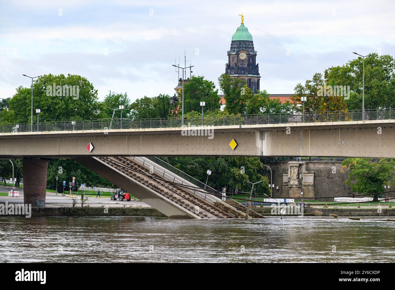 25 September 2024, Saxony, Dresden: Parts of the partially collapsed ...