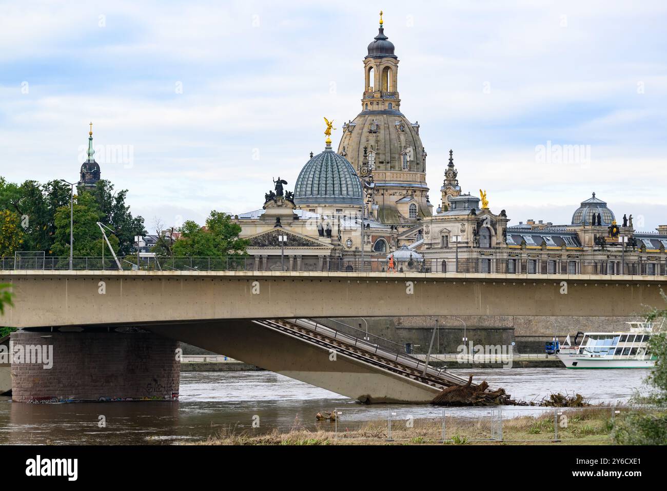25 September 2024, Saxony, Dresden: Parts of the partially collapsed ...