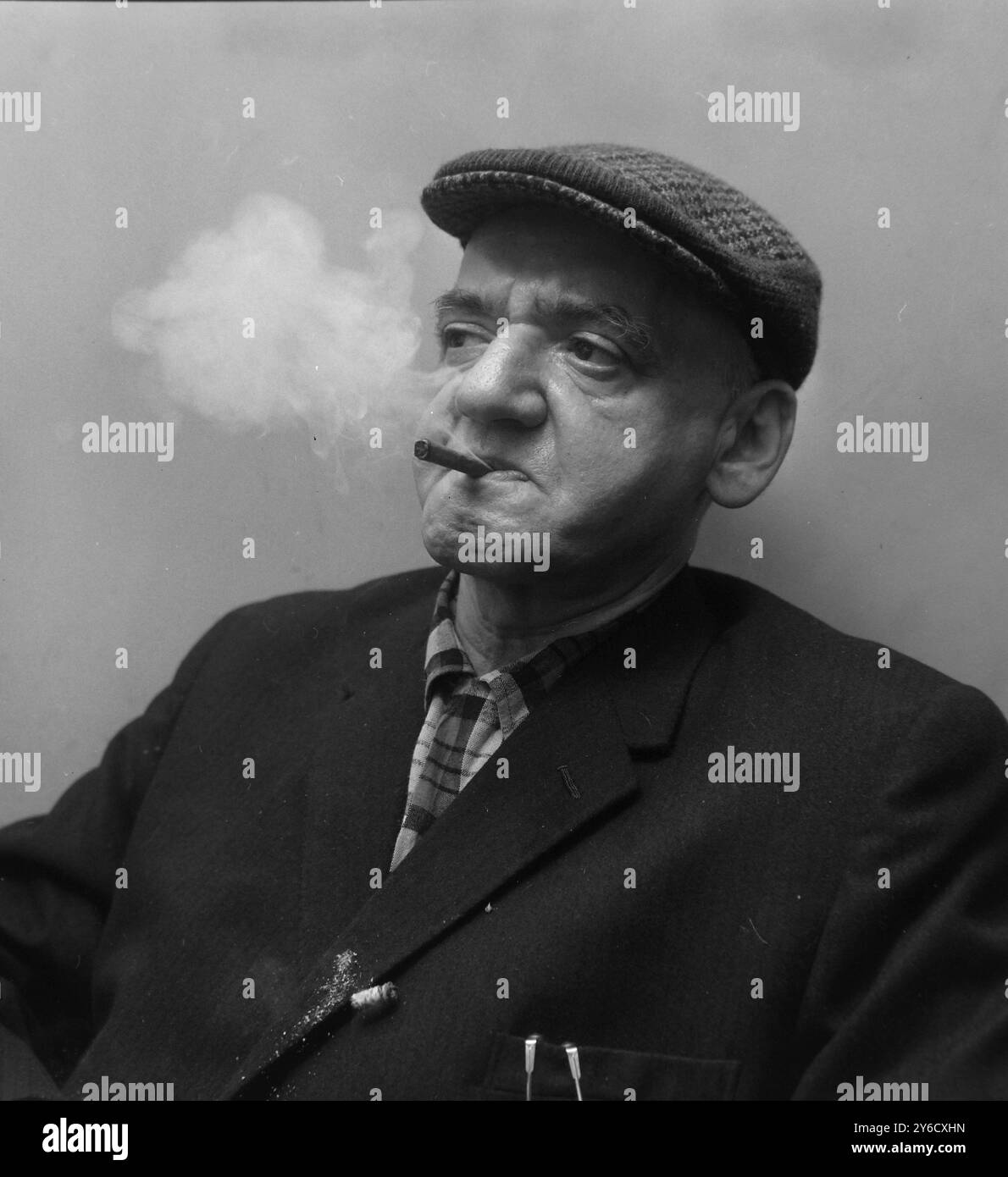 PORTRAIT OF WEEGEE PHOTOGRAPHER LONDON, ENGLAND 8 OCTOBER 1963 Stock ...