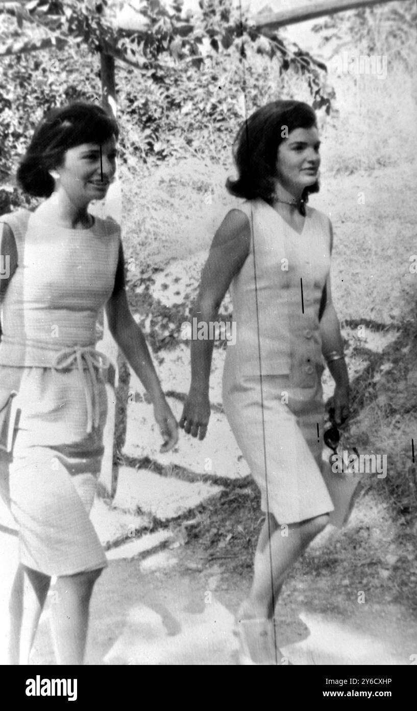 JACQUELINE JACKIE KENNEDY WITH PRINCESS LEE RADZIWILL IN ISTANBUL / ; 8 ...