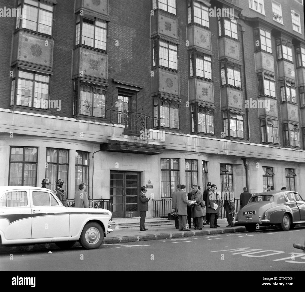 JOURNALISTS OUTSIDE EDWARD VII HOSPITAL WITH HAROLD MACMILLAN INSIDE ...