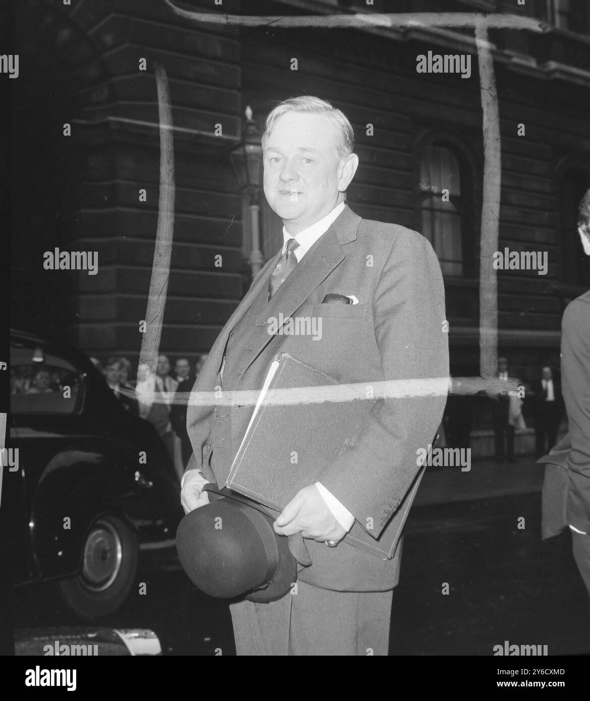 LORD HAILSHAM AT DOWNING STREET IN LONDON / ; 9 OCTOBER 1963 Stock ...