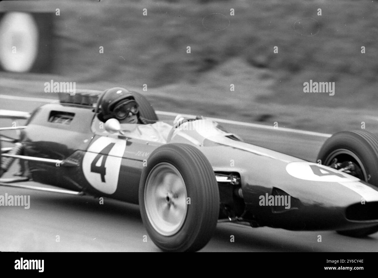 MOTOR CAR INTERNATIONAL GOLD CUP AT OULTON PARK - RACING DRIVER JIM ...