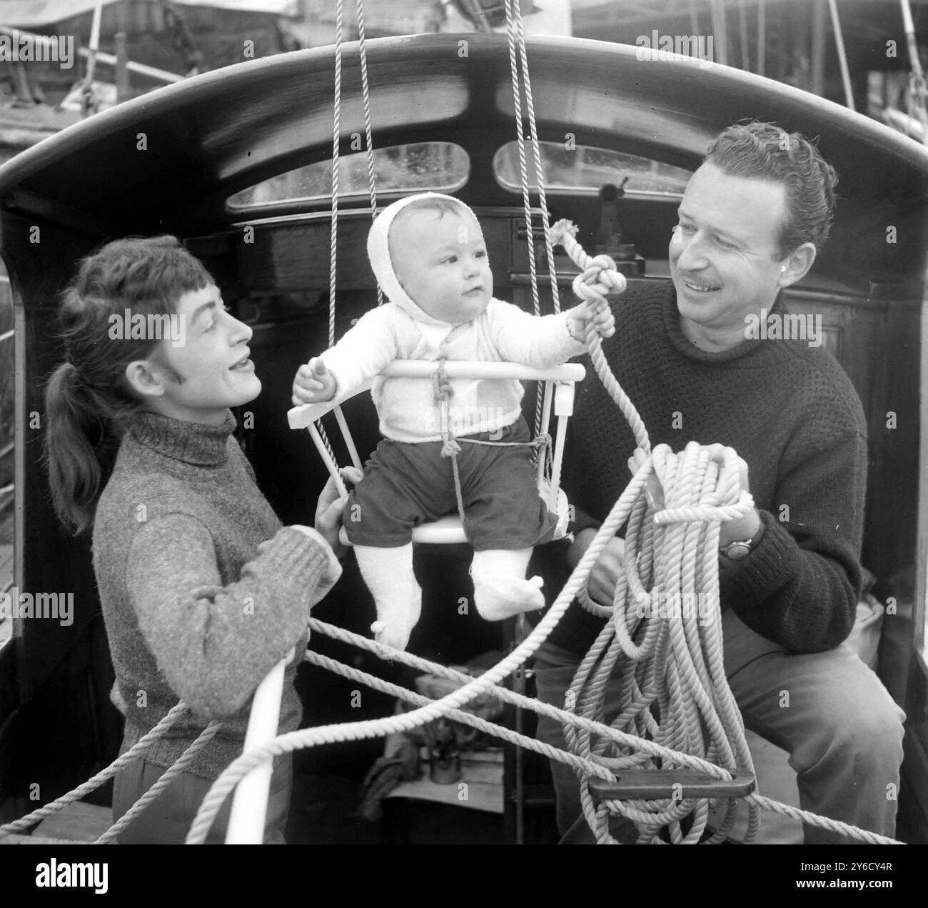 AMERICAN WRITER SIDNEY MILLER US WITH WIFE & SON IN SOUTHAMPTON ; 5 ...