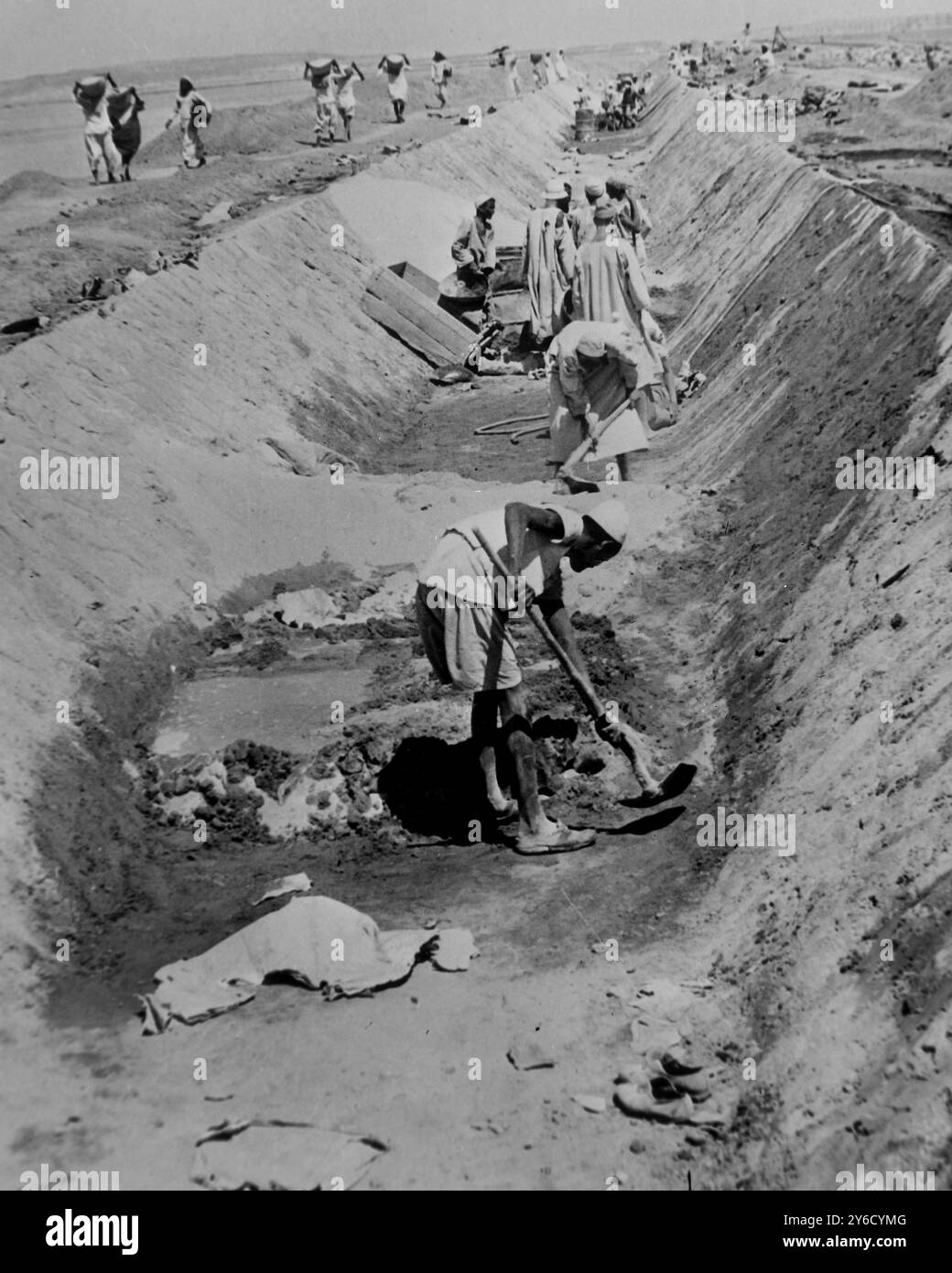 IRRIGATION CHANNELS DUG ASWAM DAM IN EGYPT ; 2 OCTOBER 1963 Stock Photo ...