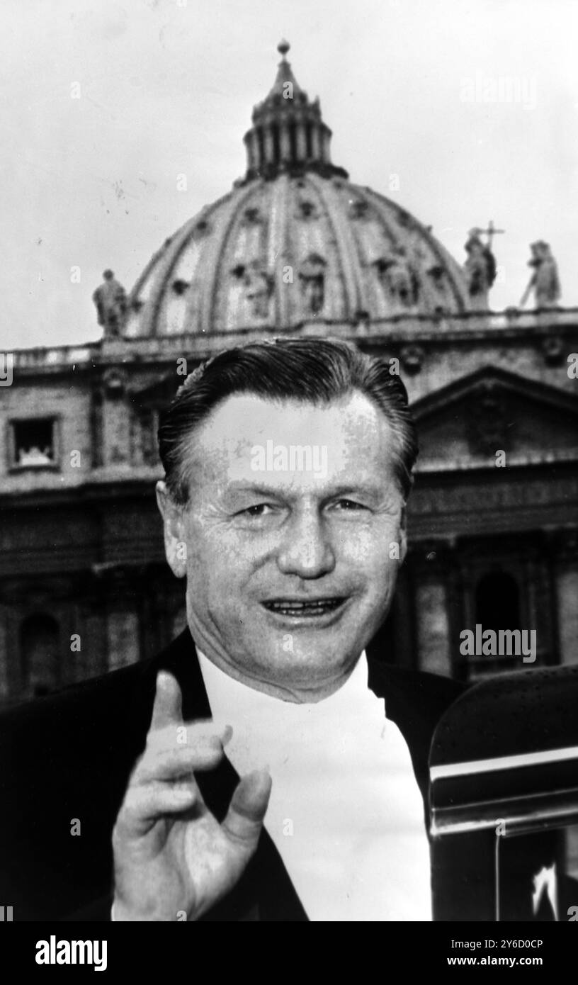 NELSON ROCKEFELLER N PICTURED WITH ST PETERBASILICA IN A BACKGROUND IN ...